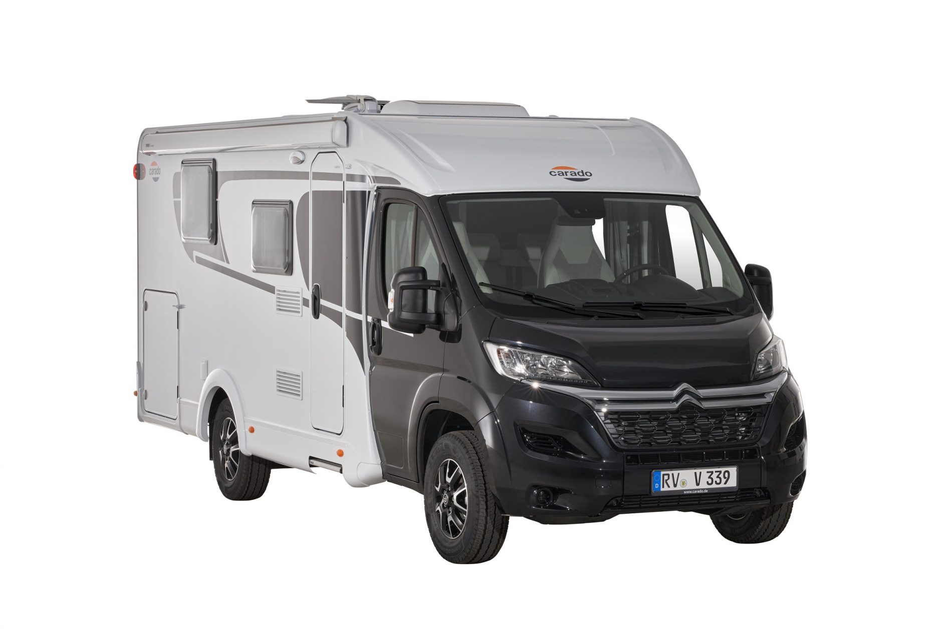 Nieuwe Carado V339, een compacte camper met een vrijstaand queensize bed - Kampeerdagen!